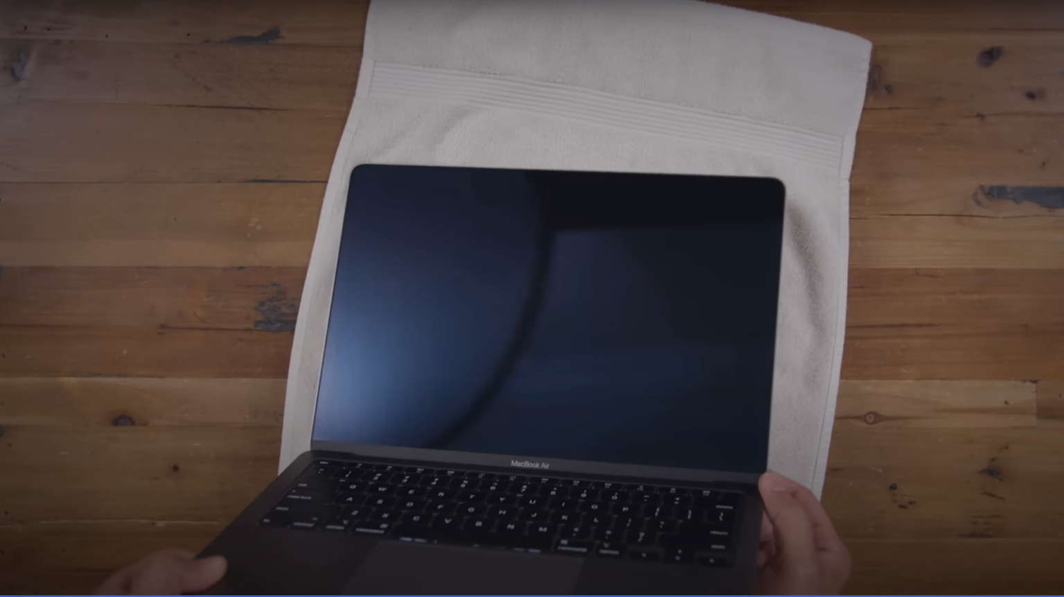 How to Clean MacBook Screen: A Gamer’s Guide to a Spotless Display - Eneba