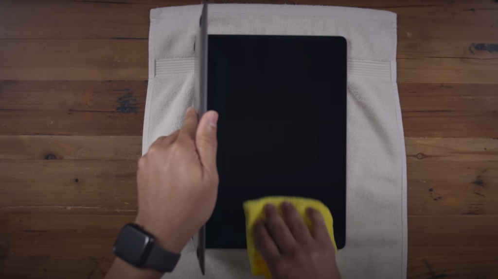 How to Clean MacBook Screen: A Gamer’s Guide to a Spotless Display - Eneba