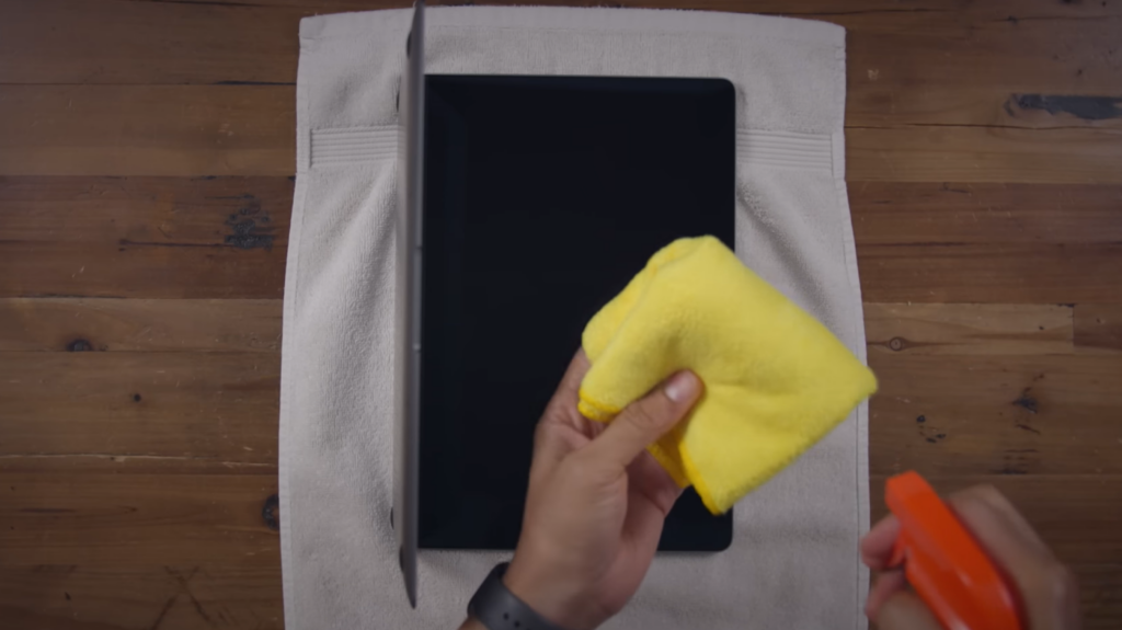 How to Clean MacBook Screen: A Gamer’s Guide to a Spotless Display - Eneba