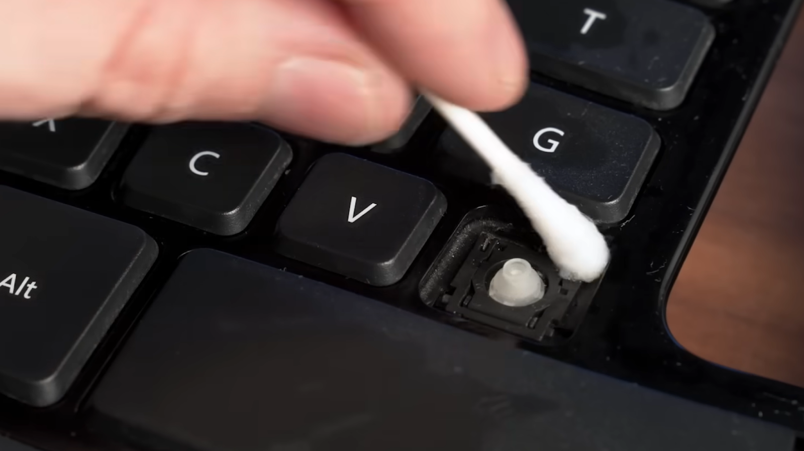 How to Clean a Keyboard Without Ruining It - Eneba