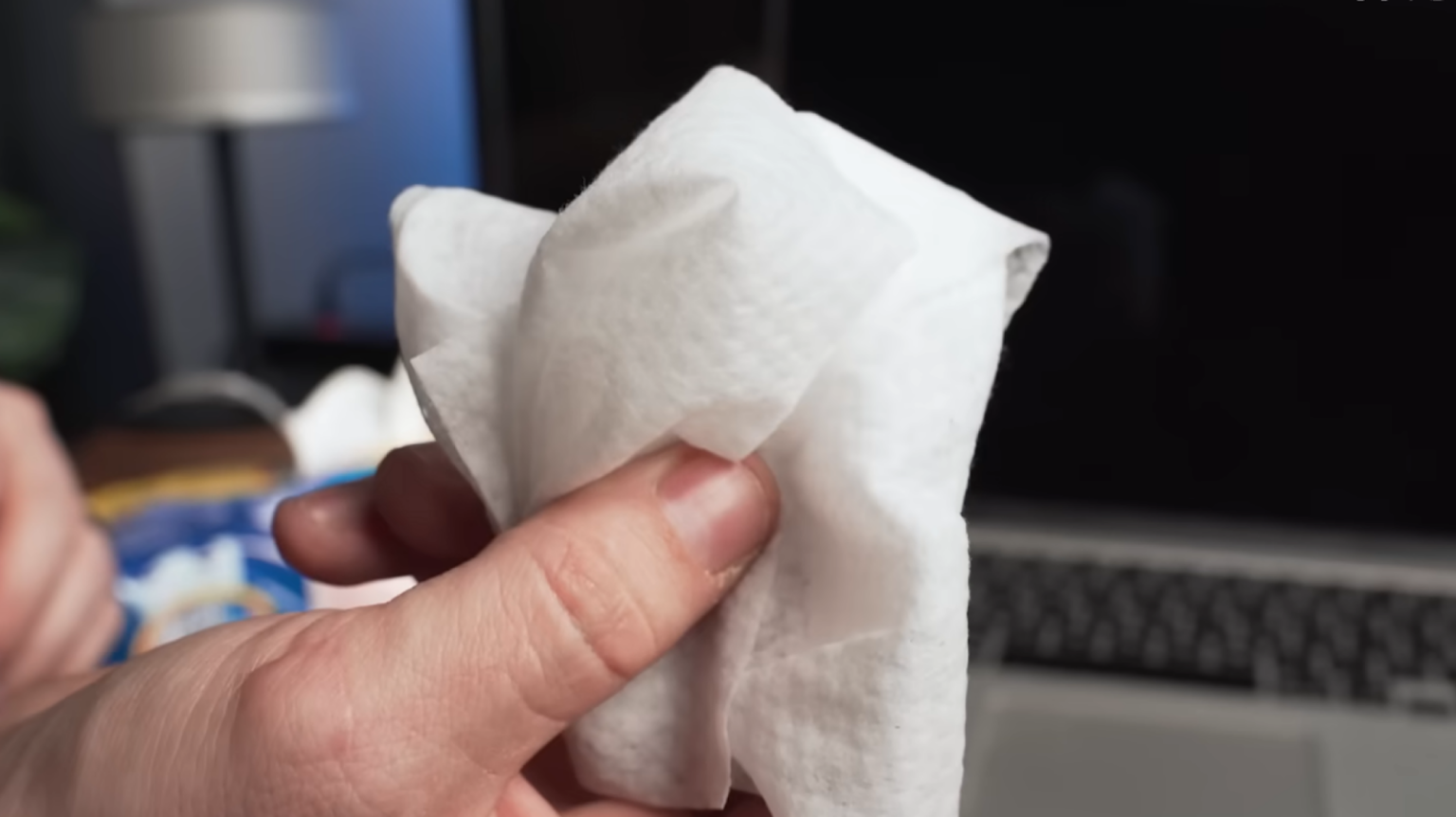 How to Clean a Keyboard Without Ruining It - Eneba